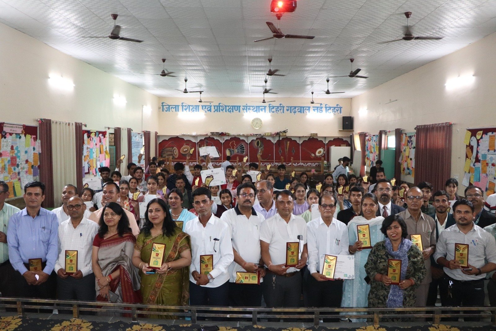 नई टिहरी में आयोजित स्वामी विवेकानंद मेधावी छात्र सम्मान समारोह में 60 ...